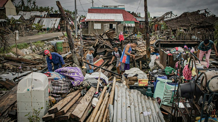 Powerful storm forces thousands from homes in virus-hit Philippines - CGTN