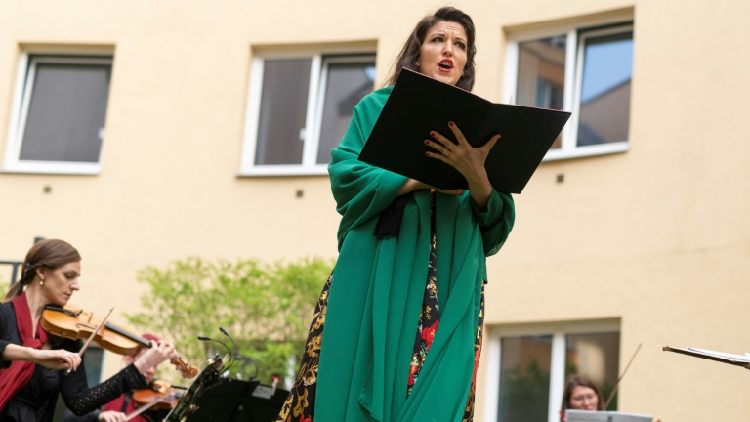 Opera returns to Vienna with hotel 'window concert' - CGTN