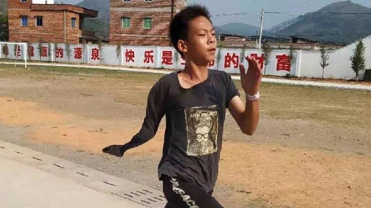 Video of one-arm Chinese teen showing off basketball skills goes viral - CGTN