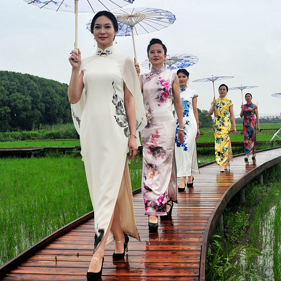 Cheongsam show kicks off at a village in Shanghai's Pudong - CGTN