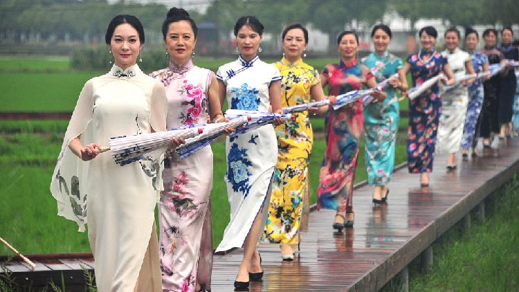 Cheongsam show kicks off at a village in Shanghai's Pudong - CGTN