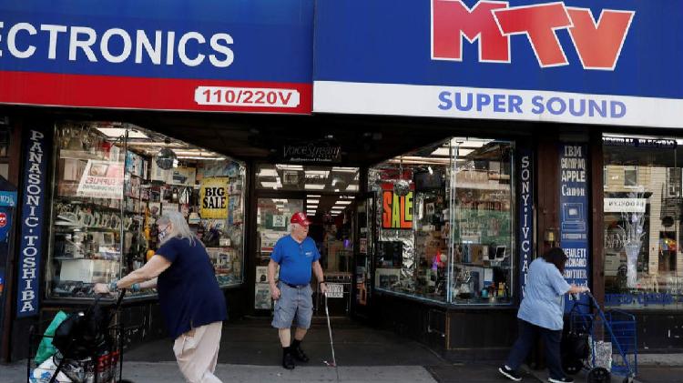 U.S. consumer spending rebounds, income falls, as COVID-19 cases surge ...