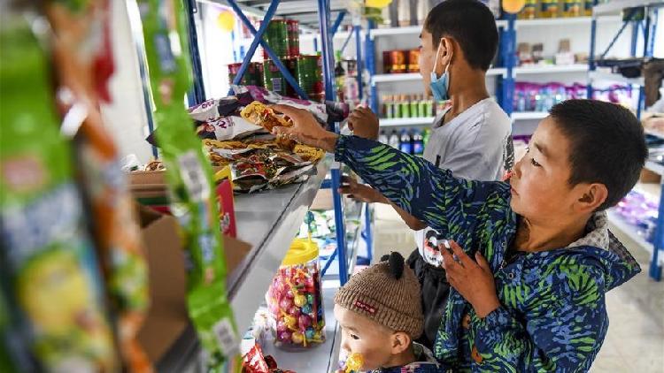 New poverty alleviation market opens in Xinjiang - CGTN