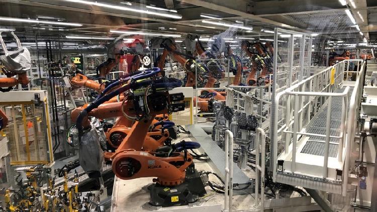 Auto parts makers shine spotlight on aluminium's role in electric cars ...