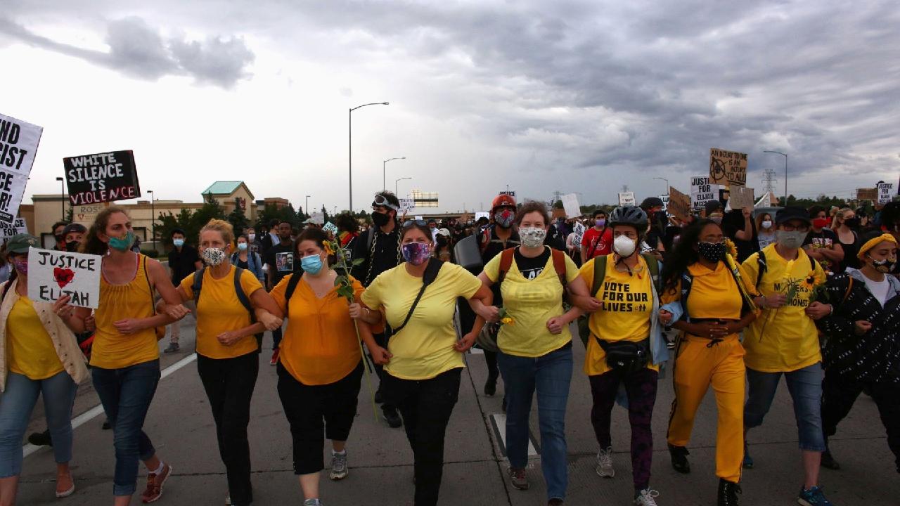 'Wall of Moms' joins anti-racism protests in Portland, U.S. - CGTN