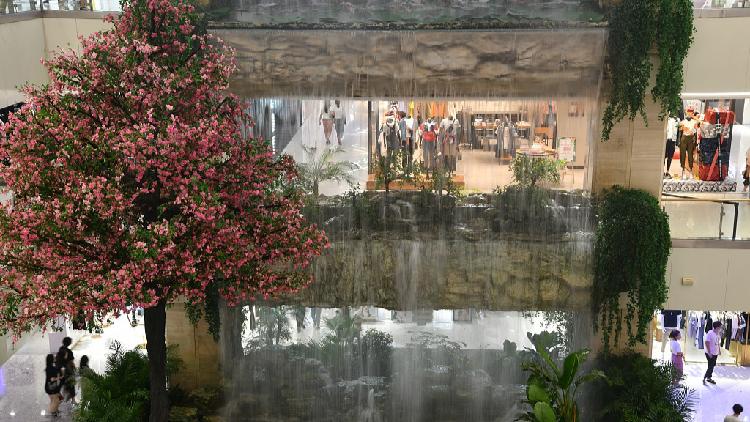 Waterfall in shopping mall helps cool down the summer - CGTN