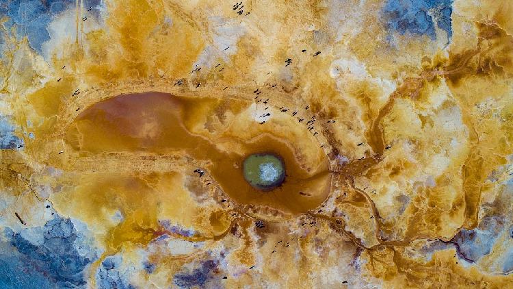 'Devil's eye' lake in Qinghai attracts crowds - CGTN