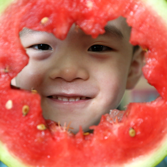 Chinese children welcome autumn with watermelons - CGTN