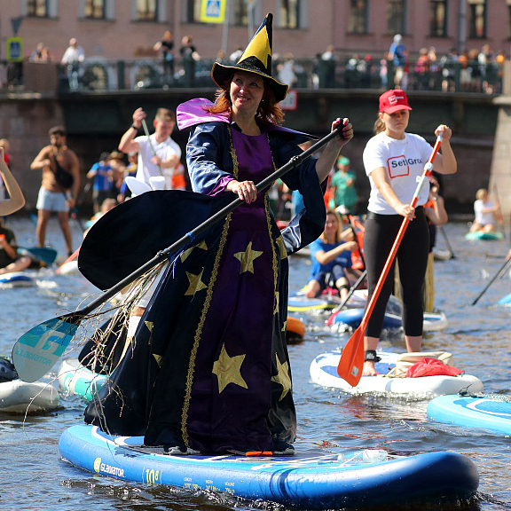Participants wear fancy costumes during paddle festival in Russia - CGTN