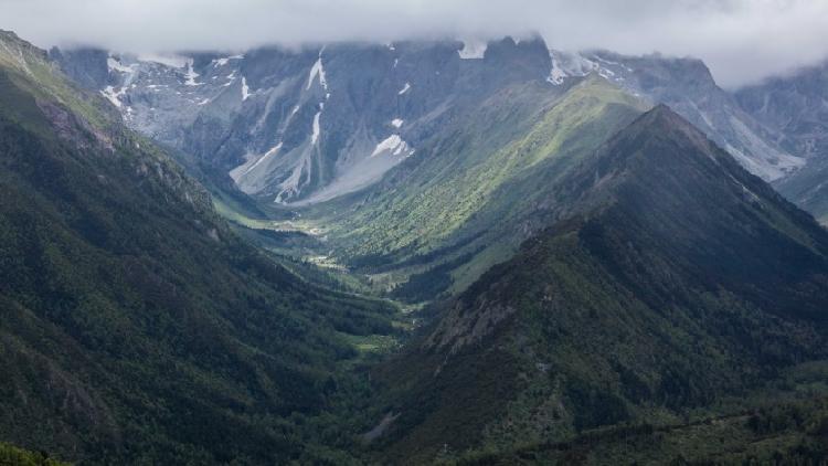 Melting snow on Baima Snow Mountain reveals vibrant summer colors - CGTN