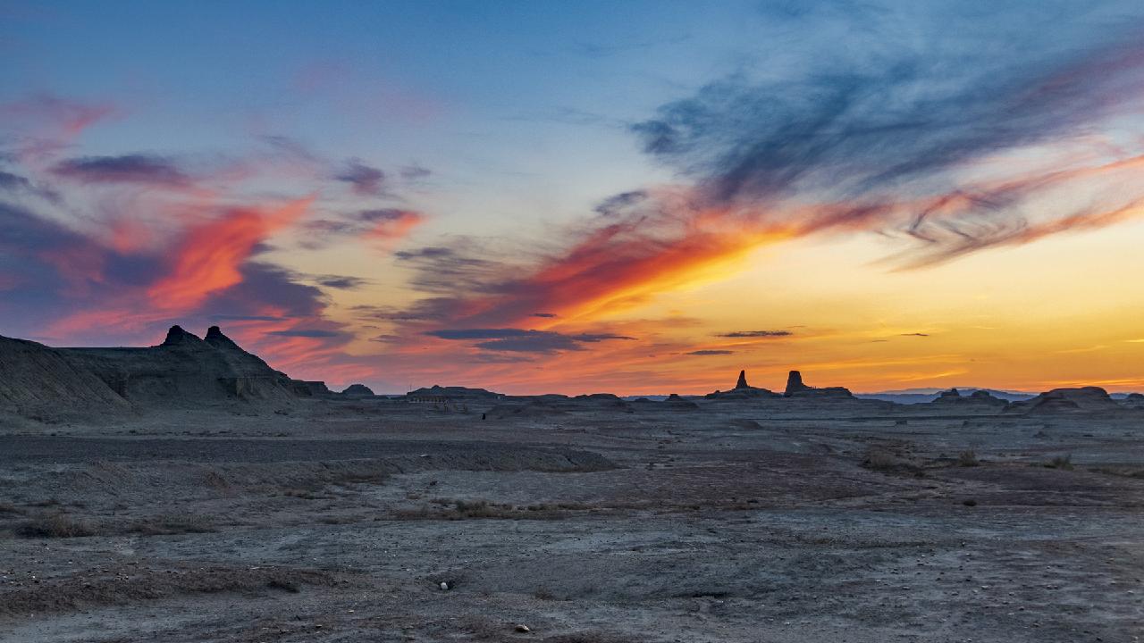 'Ghost Town' in Xinjiang desert boasts splendorous sunset - CGTN