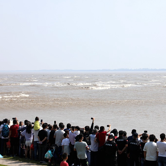 Live: The highest waves of the world's largest tidal bore in China - CGTN