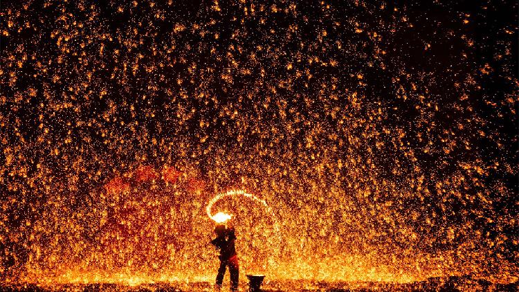 Live: China's classic molten iron throwing celebration - CGTN