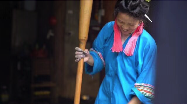 Women in SW China use isatis root to dye textiles - CGTN