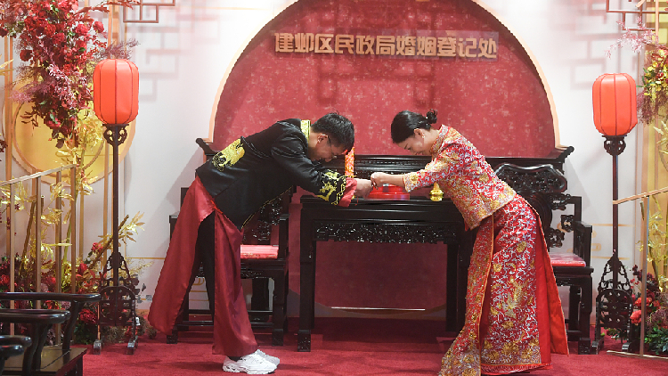 Traditional Chinese ceremonies for marriage certificate presentations ...
