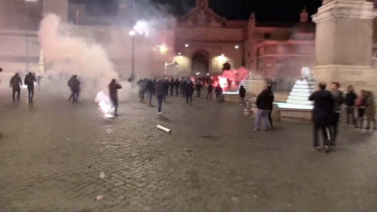 Protesters clash with Rome police over virus curfew - CGTN