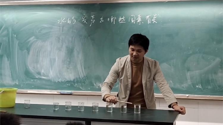 Chinese physics teacher plays 'Twinkle Twinkle Little Star' on beakers ...