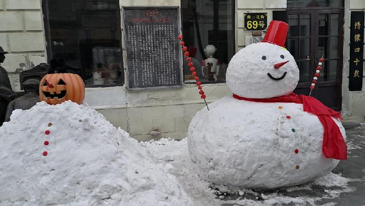 Snowmen pop up in Harbin after heavy snow - CGTN