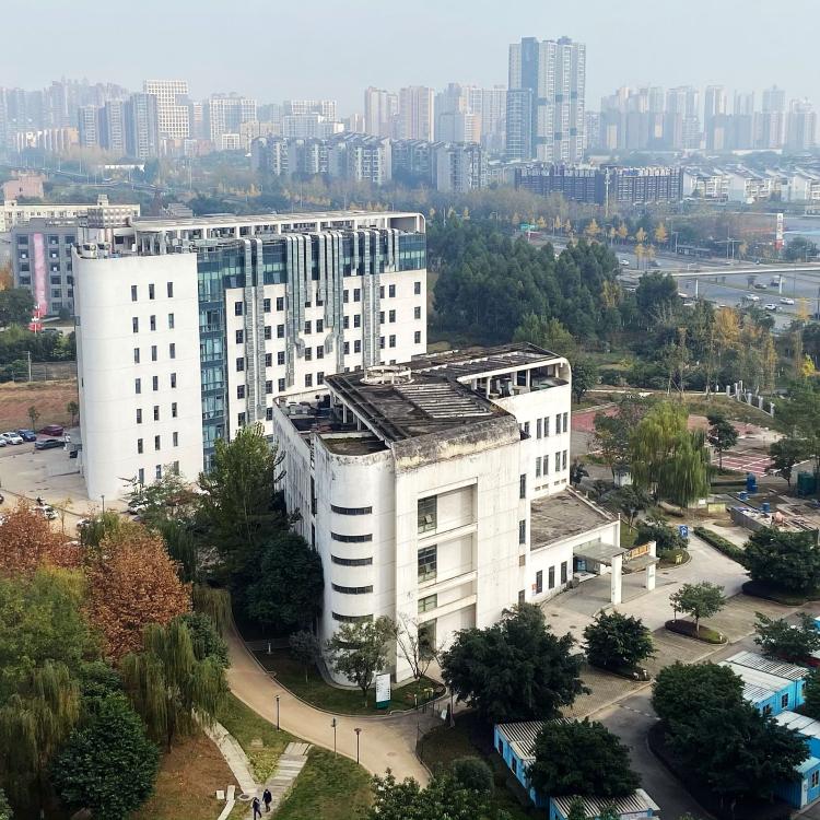 Live: Visit to hospital in Chengdu where COVID-19 patients are treated ...