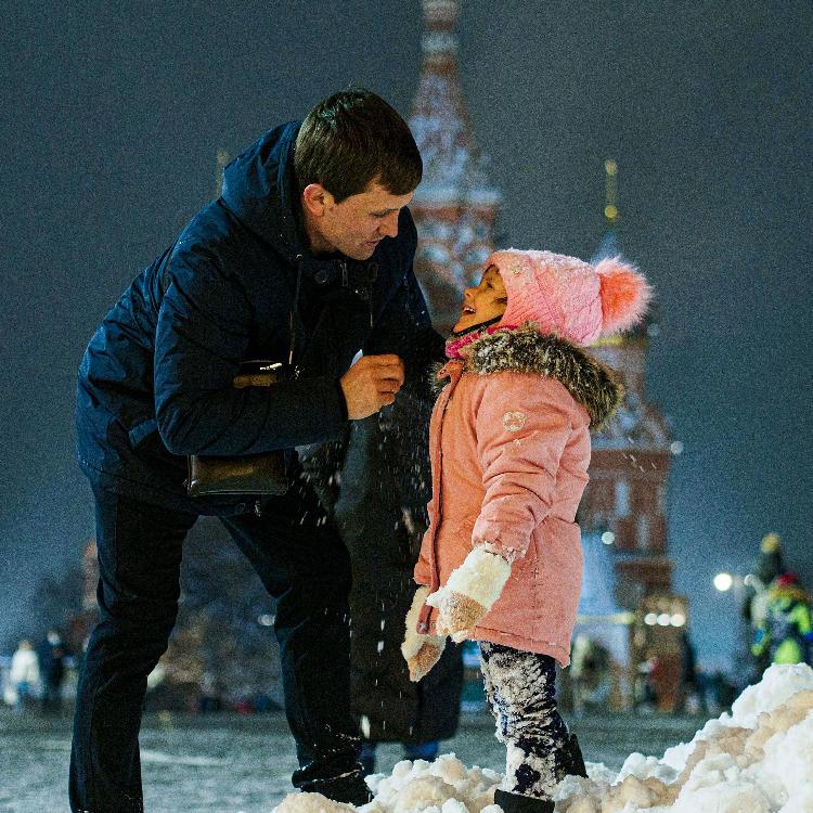 Holiday season fun in the air! Russian kids play snow in Moscow - CGTN