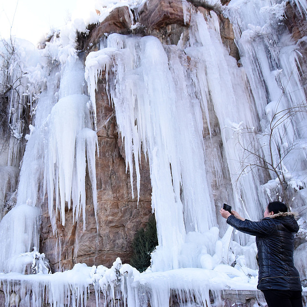 Winter transforms Taihang Mountain's waterfall into frozen masterpiece ...
