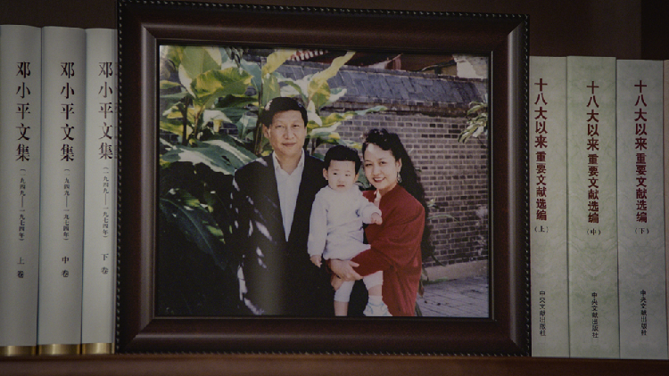 Xi Jinping's New Year Address: What photos are in his office? - CGTN