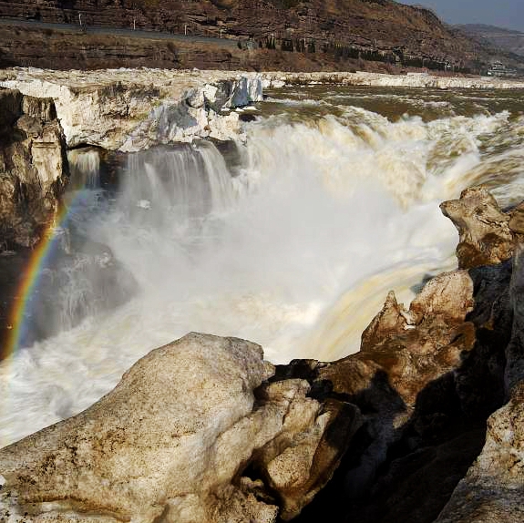 Hukou Waterfalls roaring again as the ice begins to thaw - CGTN