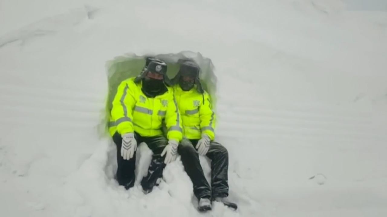 Police build emergency snow shelter in blizzard in NW China - CGTN