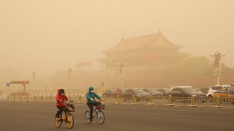 Heavy sandstorm turns Beijing sky yellow - CGTN