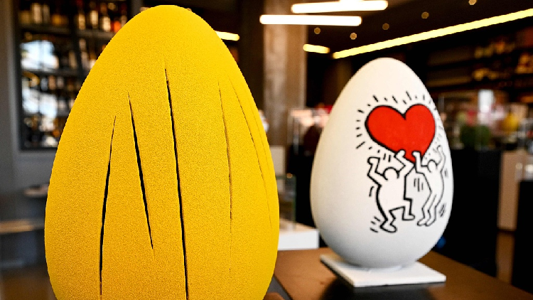 Italian pastry chef sculpts on chocolate Easter eggs - CGTN