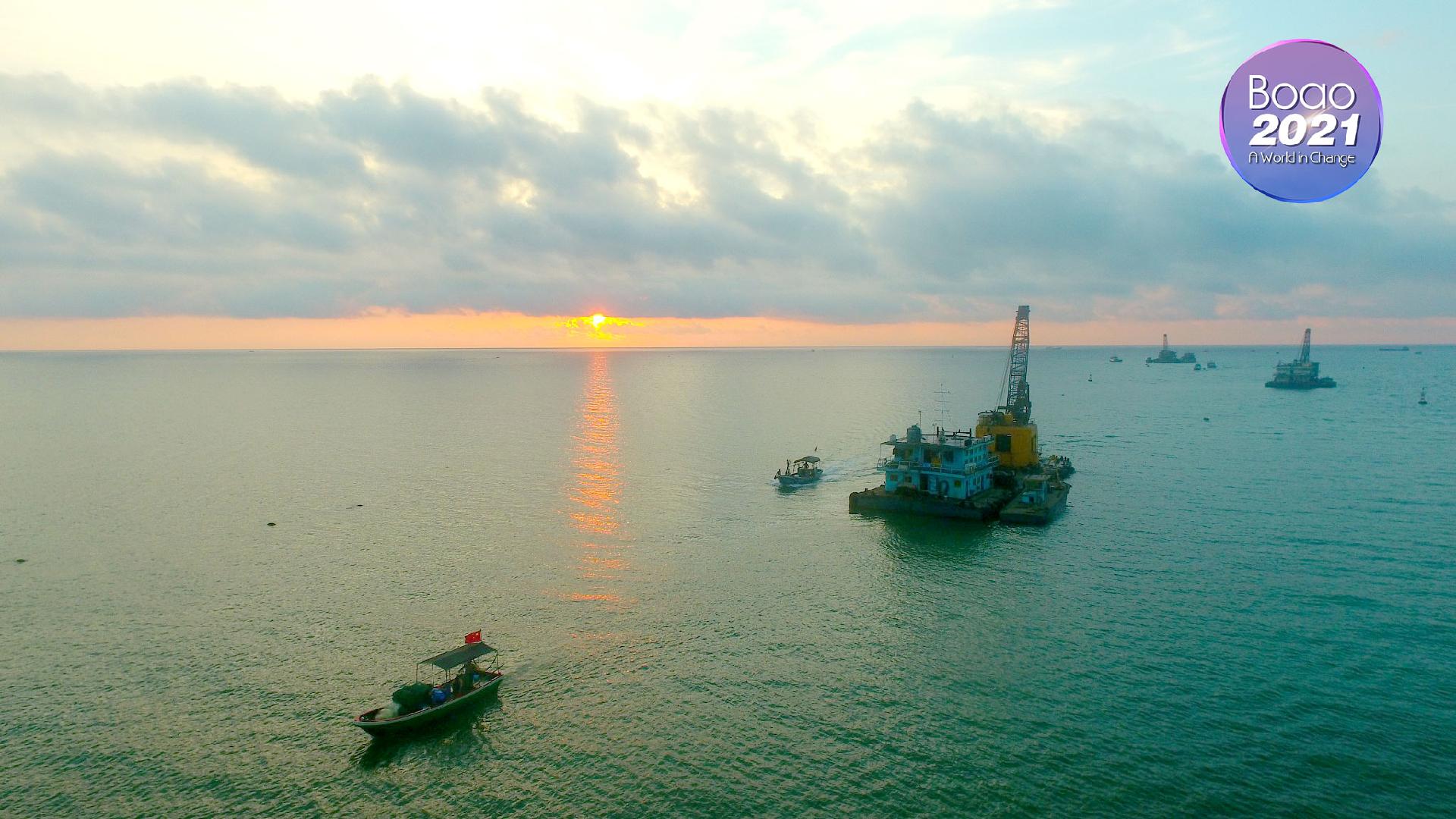 Live: View of Tanmen Port, one of the largest fishing ports in Hainan ...