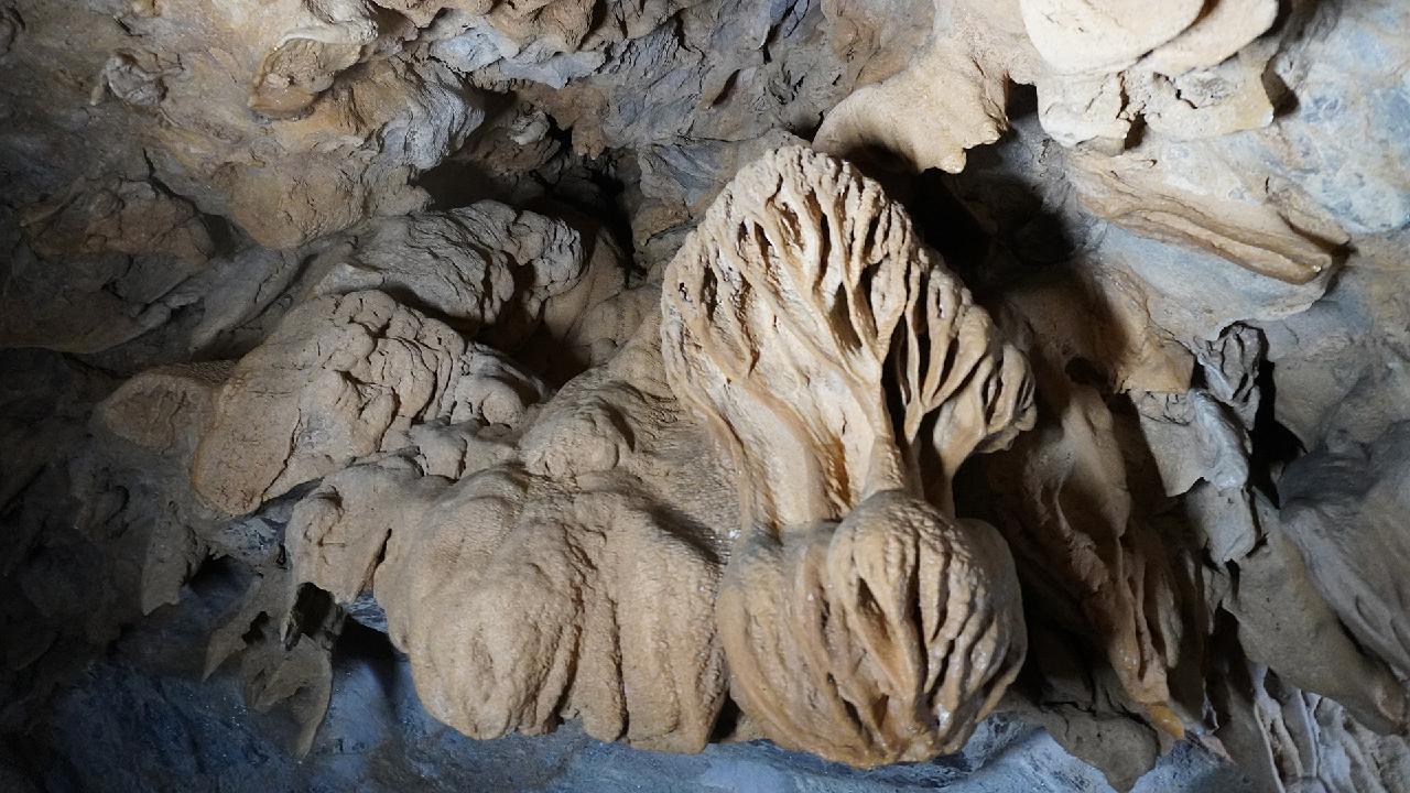 Stalactite with peculiar shapes in the karst cave of SW China - CGTN