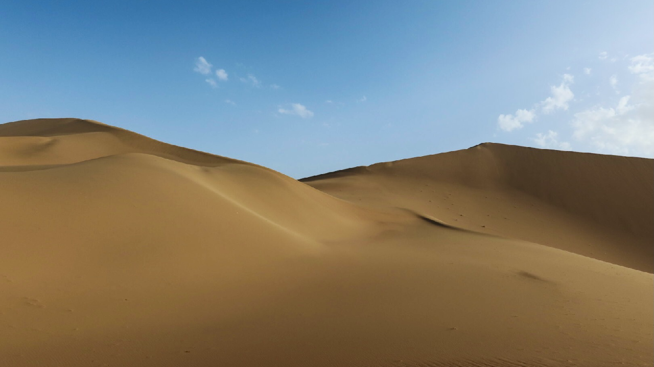 Stunning scenery of echoing sand dunes with crescent lake - CGTN