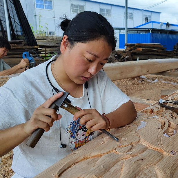 Carpenters create traditional woodcarving crafts in E China - CGTN