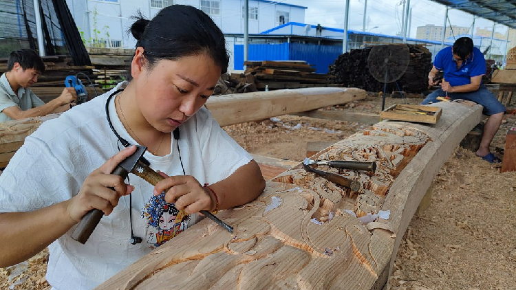 Carpenters create traditional woodcarving crafts in E China - CGTN
