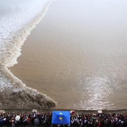 Live: Awaiting the tidal bore on E China's Qiantang River - CGTN