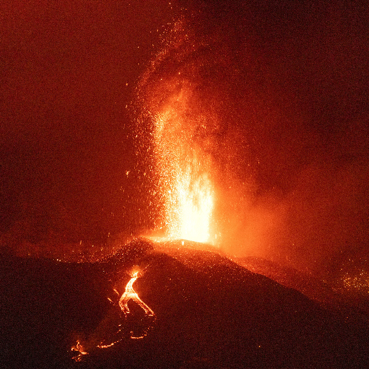 Toxic gas, new rivers of molten lava endanger Spanish island - CGTN