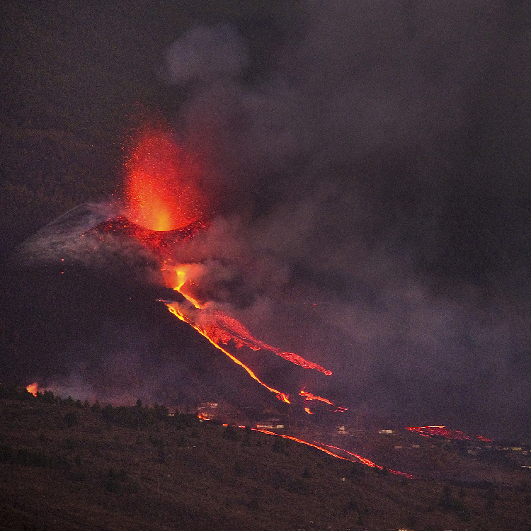 Live: Spanish volcano gets 'intense' as new fissures erupt - CGTN