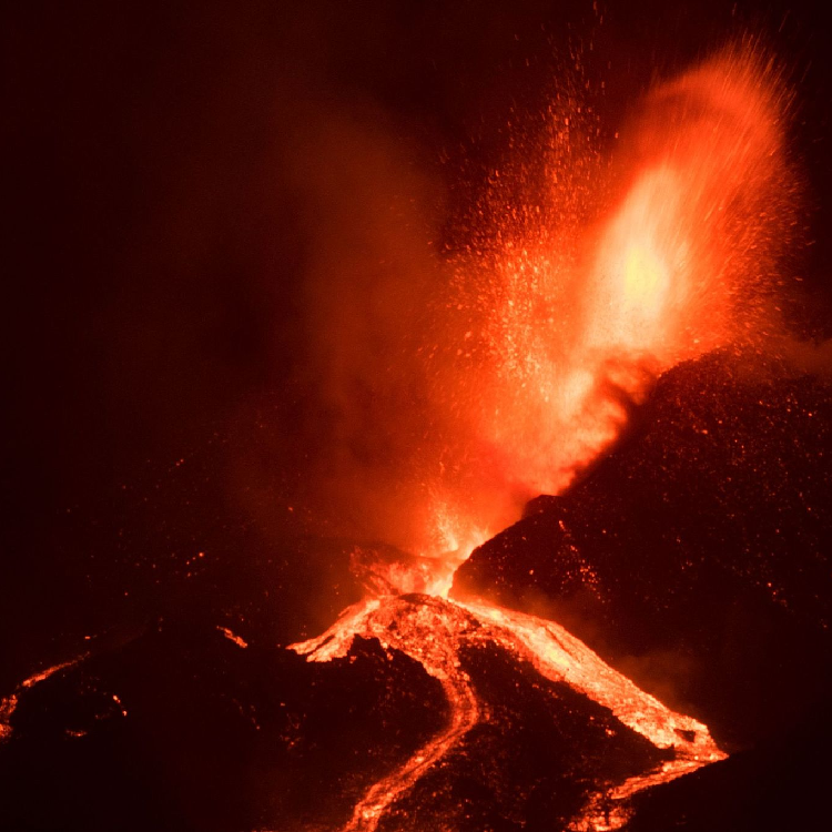 Live: Spanish volcano gets more 'aggressive,' creating new fissures - CGTN