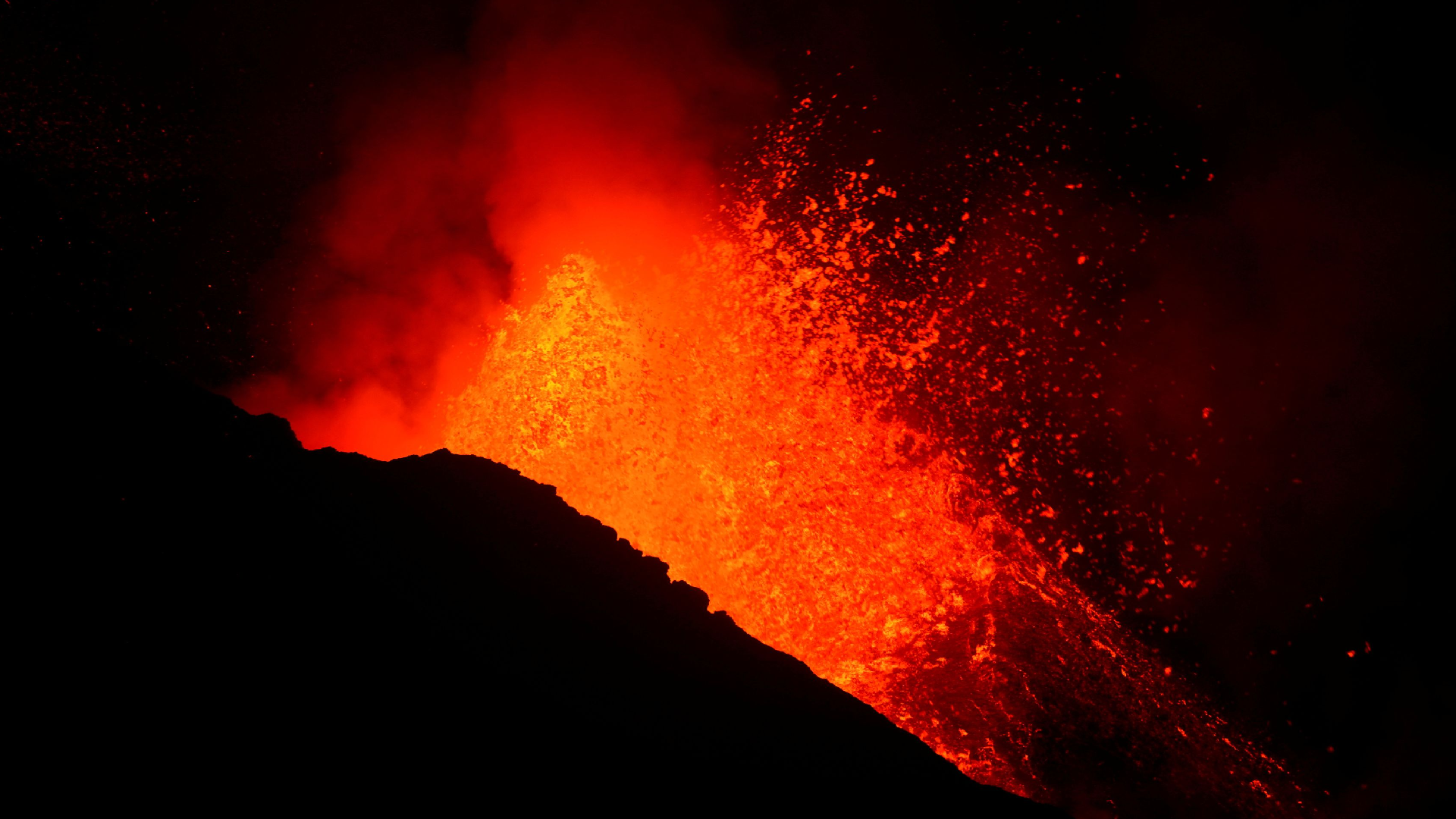 Live: Volcano eruption continues on La Palma in Spain's Canary Islands ...