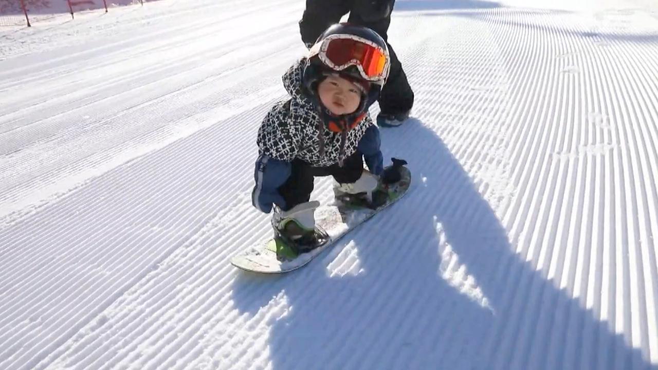 11-month-old toddler snowboards in north China - CGTN