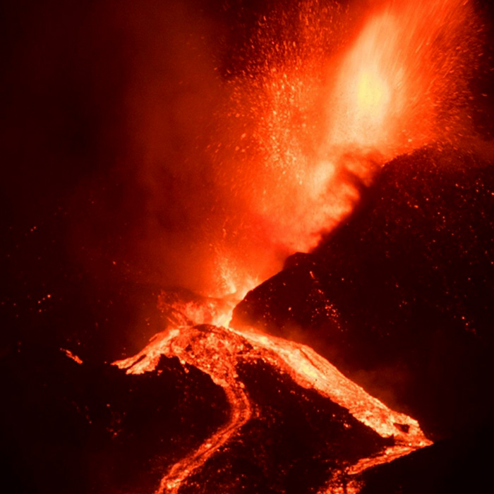 Live: Volcano on Spain's La Palma Island spews lava and ash - CGTN