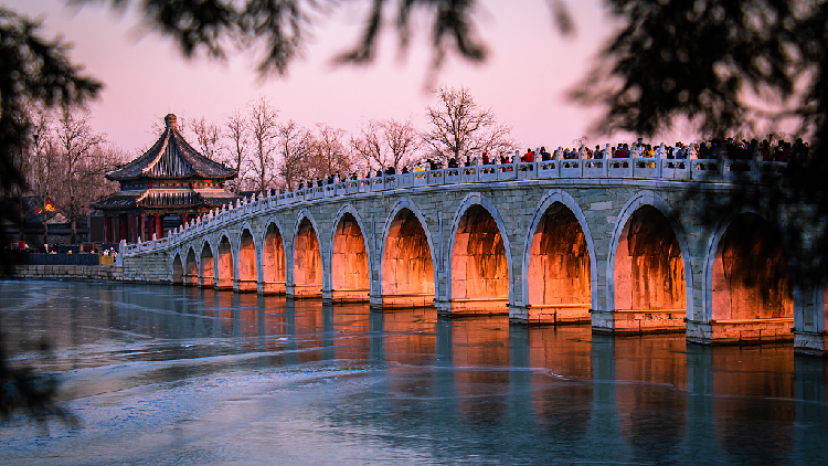 Live: Twilight shining through the Seventeen Arch Bridge - CGTN