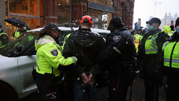Canadian police arrest protesters and warn of action to clear them - CGTN