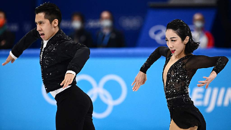 China's figure skating pair set new world record in short program - CGTN