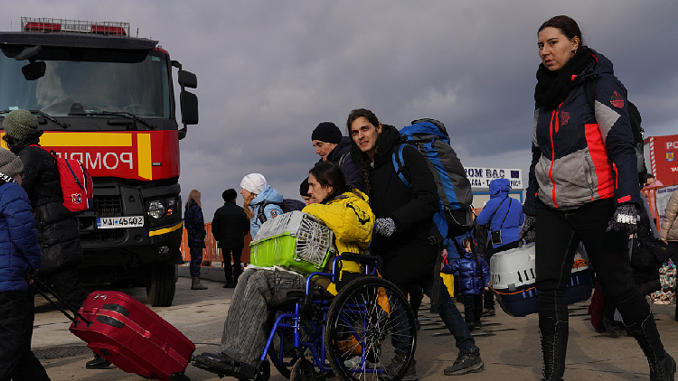 Live: Hundreds of thousands of refugees cross into Romania - CGTN