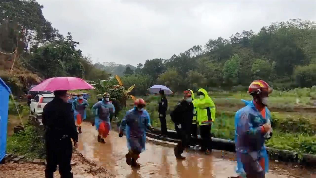 Rescue workers continue searching in the rain - CGTN
