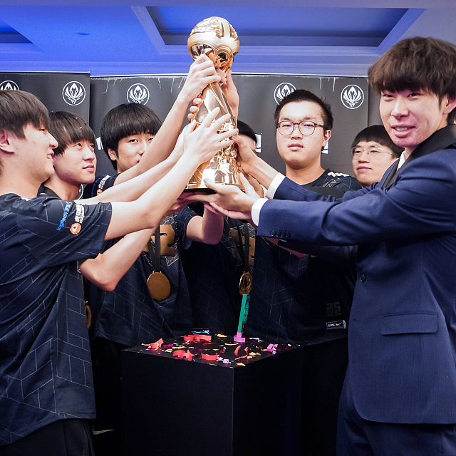 Coach Kenzhu thanks EDG for practice with RNG after winning MSI 2022 - CGTN