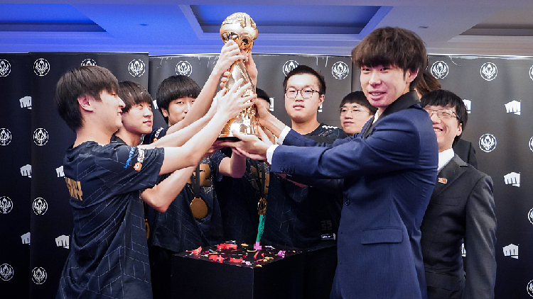 Coach Kenzhu thanks EDG for practice with RNG after winning MSI 2022 - CGTN