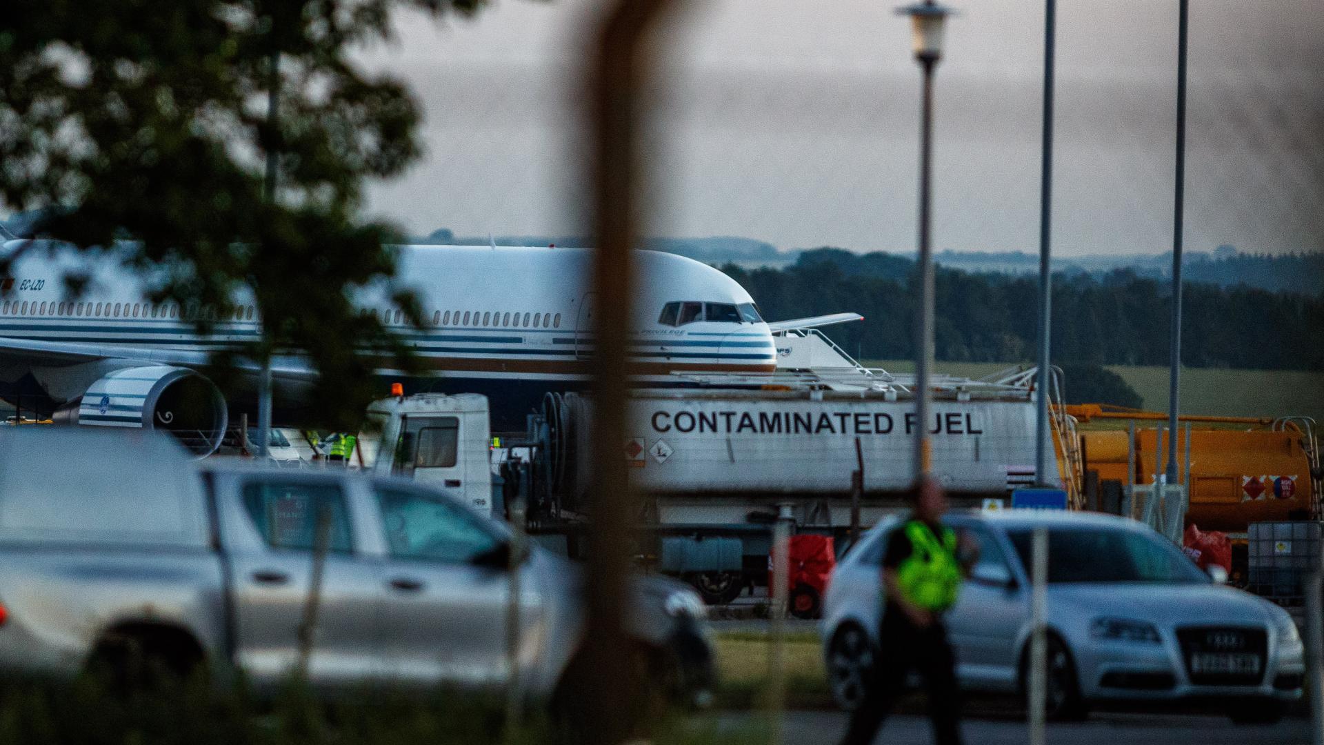 UK's migrant flight to Rwanda grounded as European Court steps in - CGTN